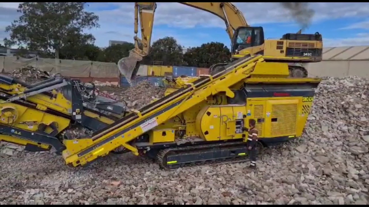 Impactor- Keestrack 1011S R3 crushing concrete - YouTube
