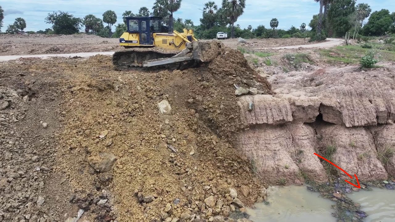 NICELY Bulldozer KOMATSU D60P Pouring Soil Filling Up Deep Pond 15ton ...