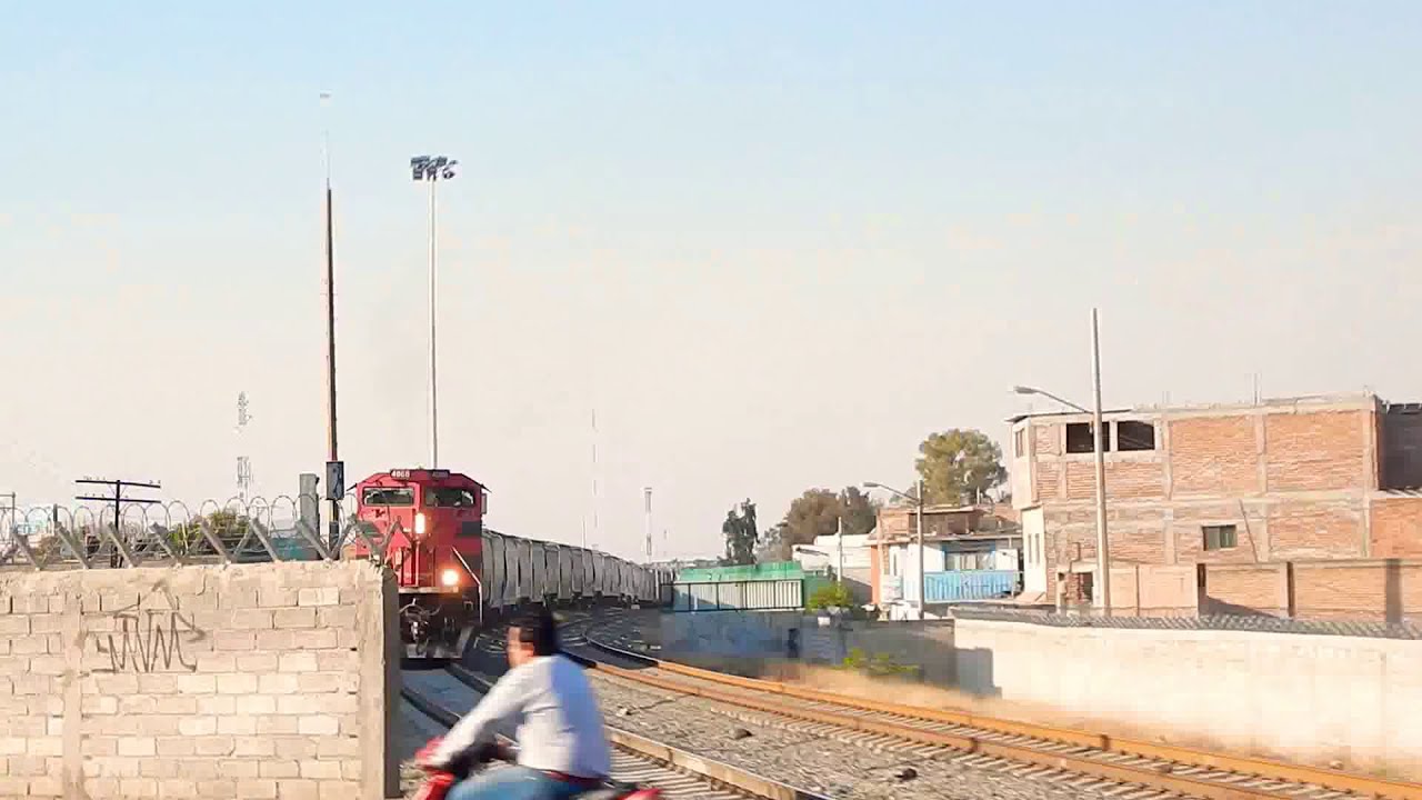 FXE 4066 con el 2-TIRMAR saliendo de Irapuato rumbo Sur con plataformas intermodales, Toma 2/2 ...