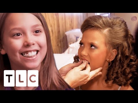 Pageant Mum Uses Wax And Powder To Fill In Contestant’s Fake Teeth | Toddlers & Tiaras