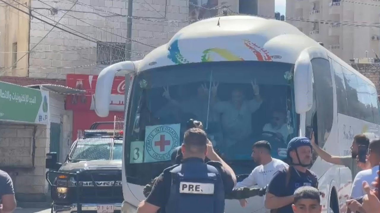 Un bus transportant des prisonniers palestiniens arrive à Ramallah ...
