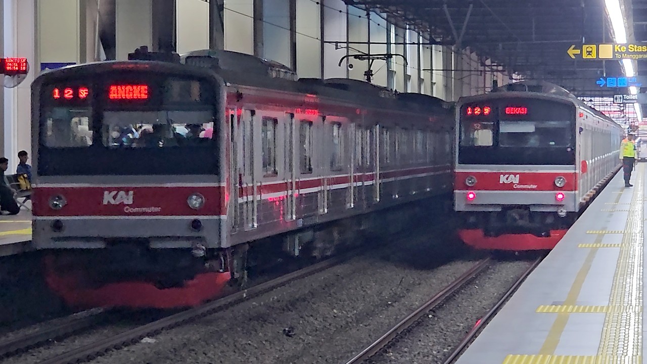 [4K] Stasiun Sudirman Baru BNI City: Kompilasi KRL JR 205, EA 203, CLI ...