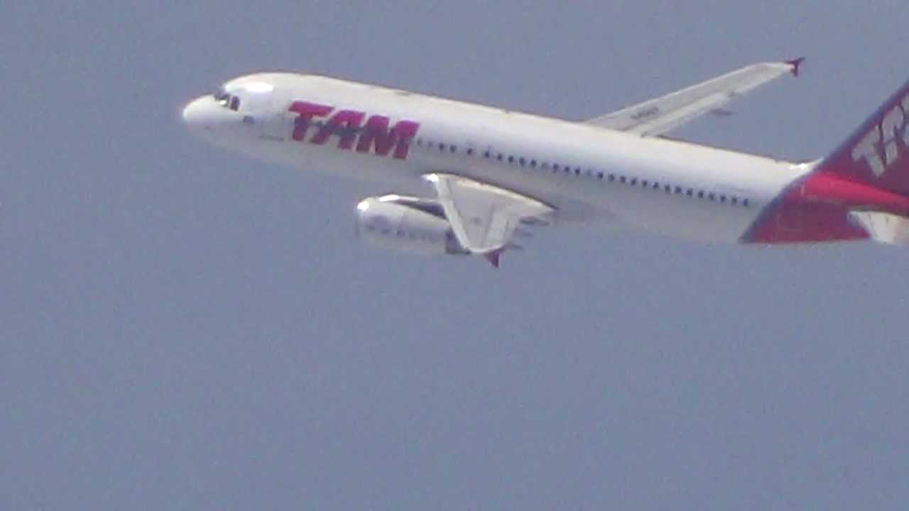 Avião da TAM voando lado a lado rumo à Brasilia. - YouTube