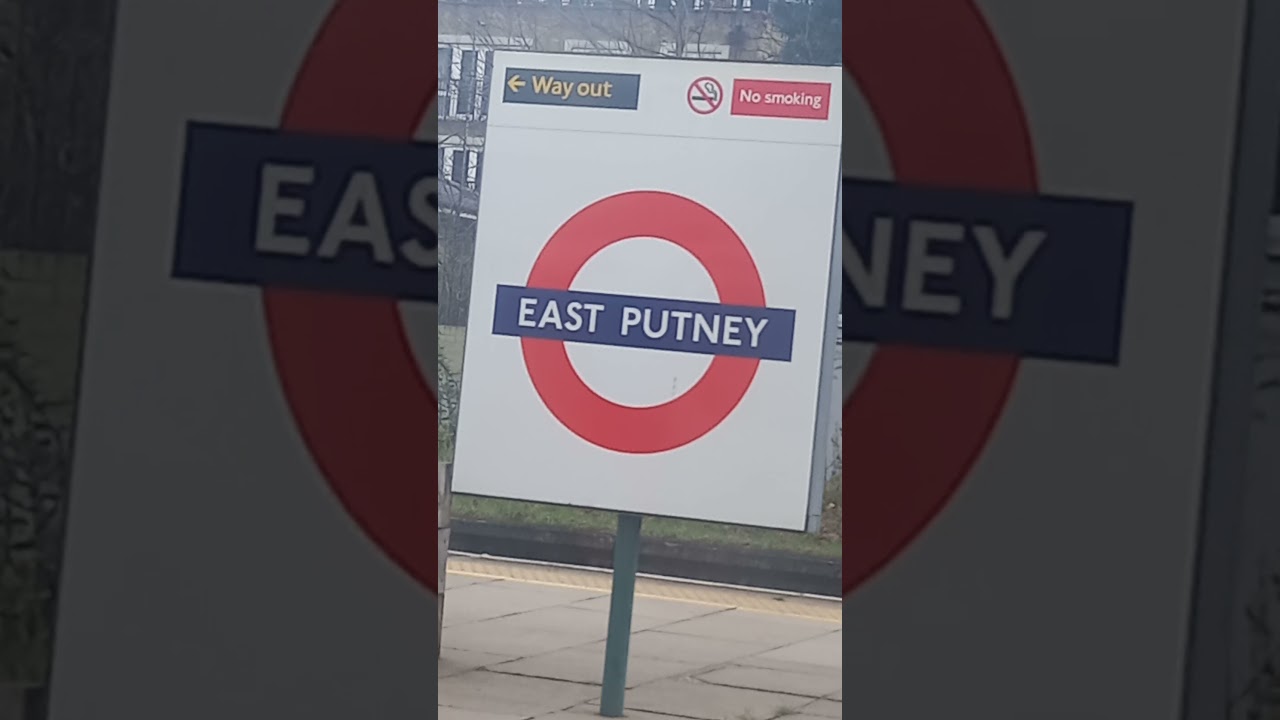 District line announcements at East Putney. - YouTube
