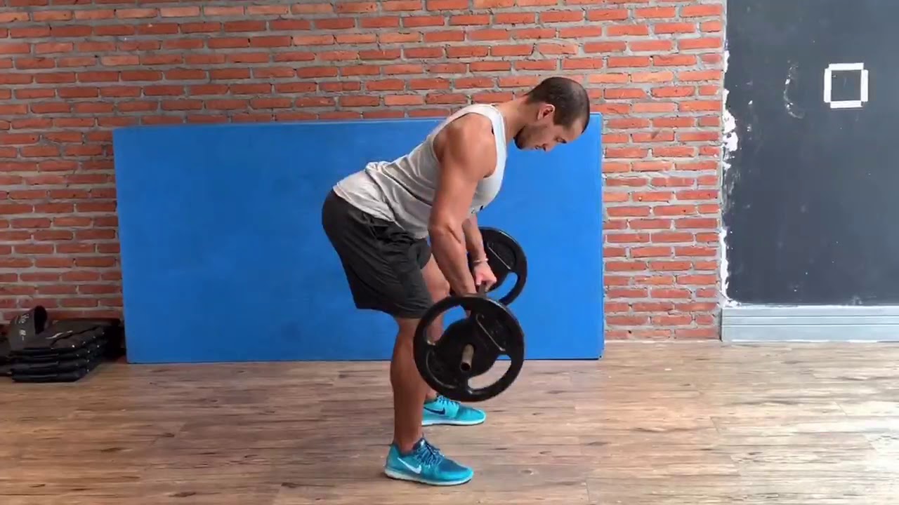 Remada curvada na barra pegada pronada - YouTube