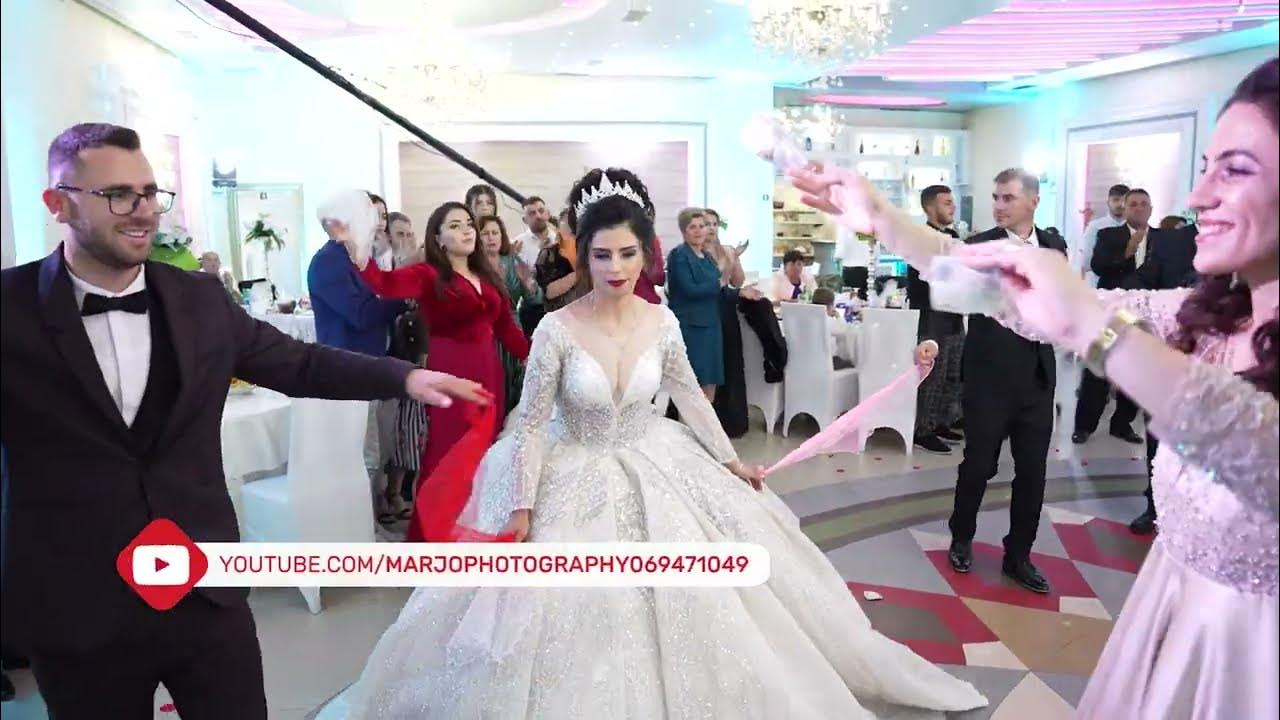 Shihni sa bukur Familja hap vallen e pare te dasmes dhe te gjithe miqte i respektojne - YouTube