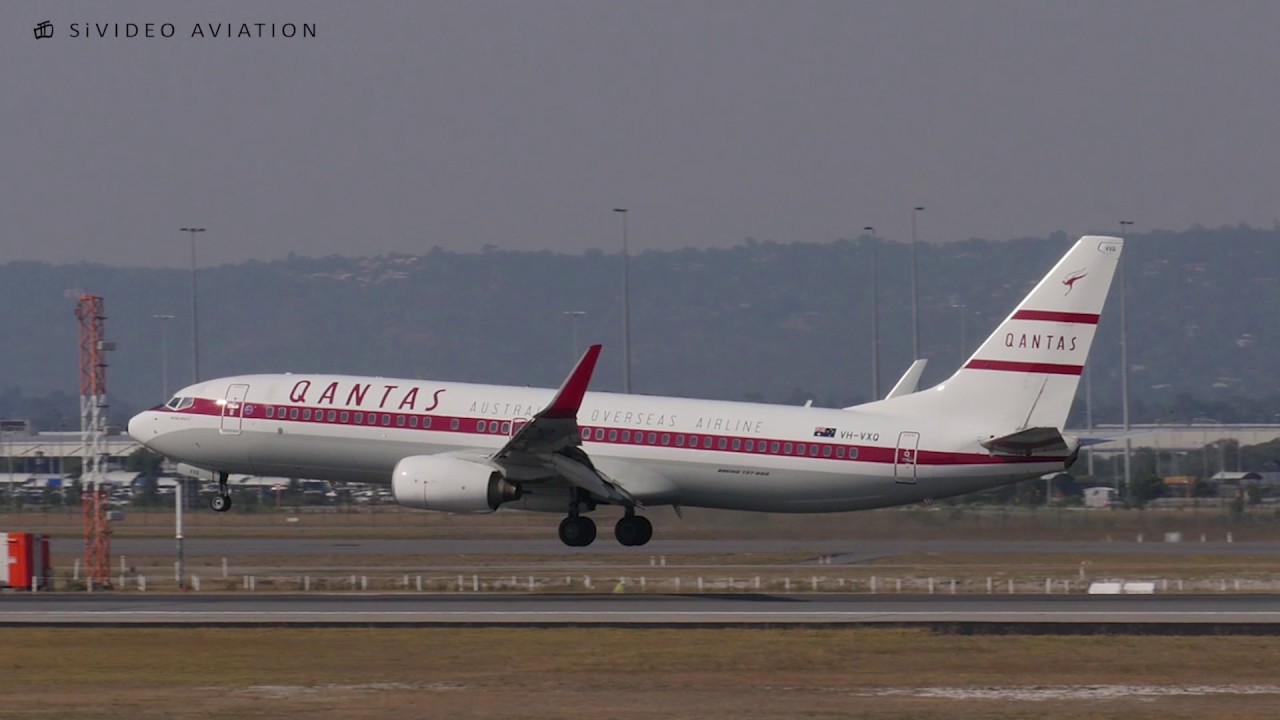 Retro Roo 2 - Qantas Airways (VH-VXQ) Boeing 737-838(WL) landing at ...