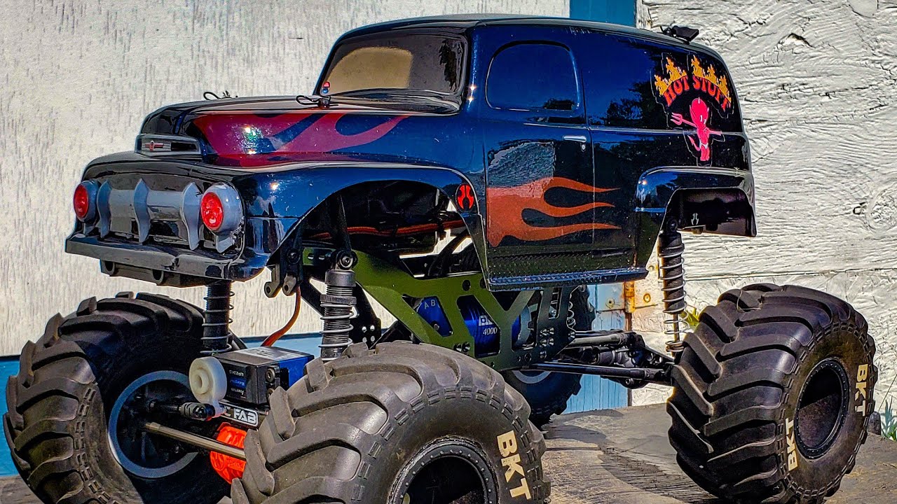 AXIAL SCX10.2 MONSTER TRUCK TAKES FLIGHT - YouTube