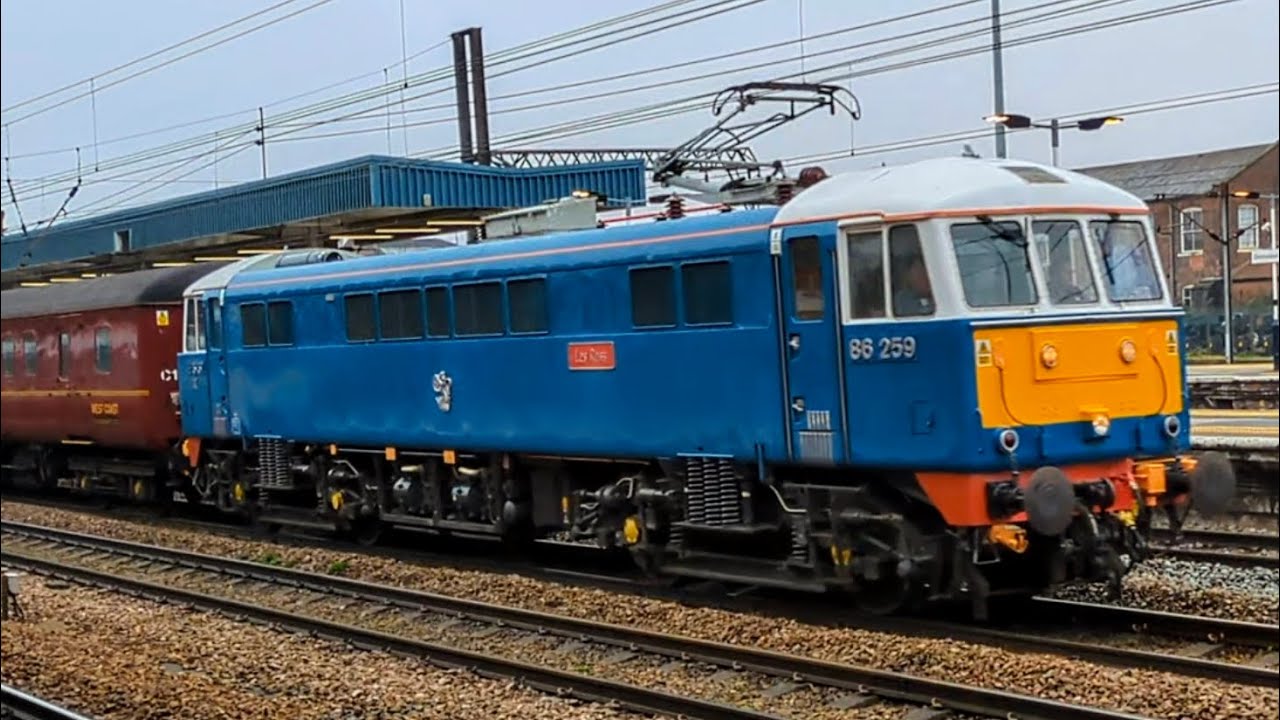 trains at Doncaster station with 86259 Les Ross electric locomotive 20 ...