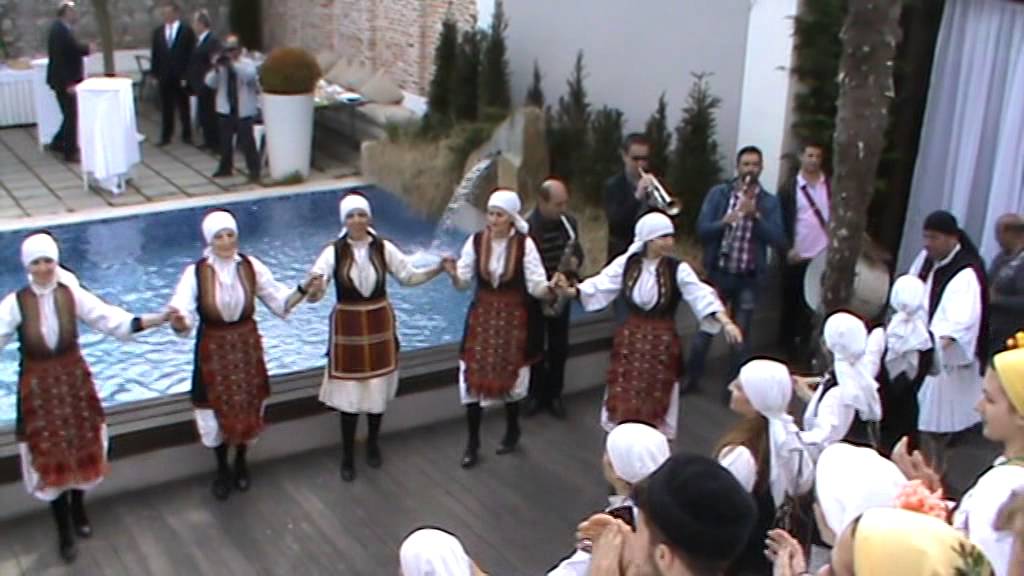 Το Λύκειο Ελληνίδων Φλώρινας χορεύει στην Κορυτσα της Αλβανίας - YouTube