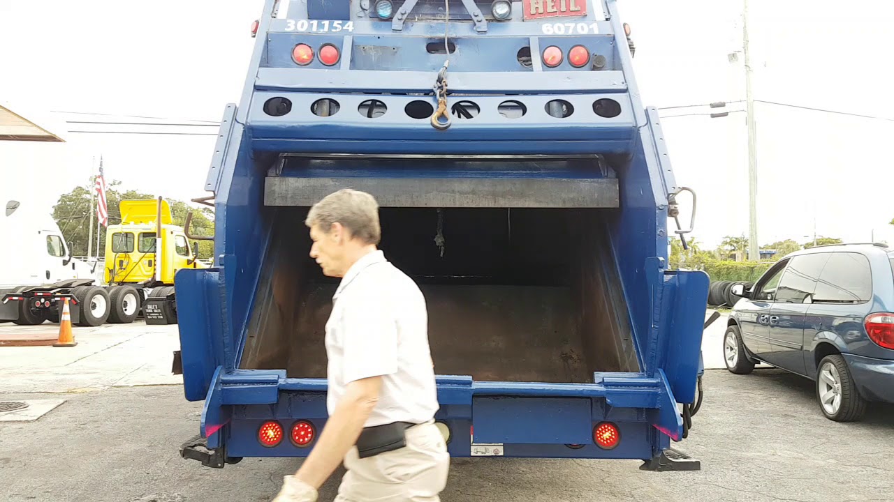 2007 Mack rear loaded - YouTube