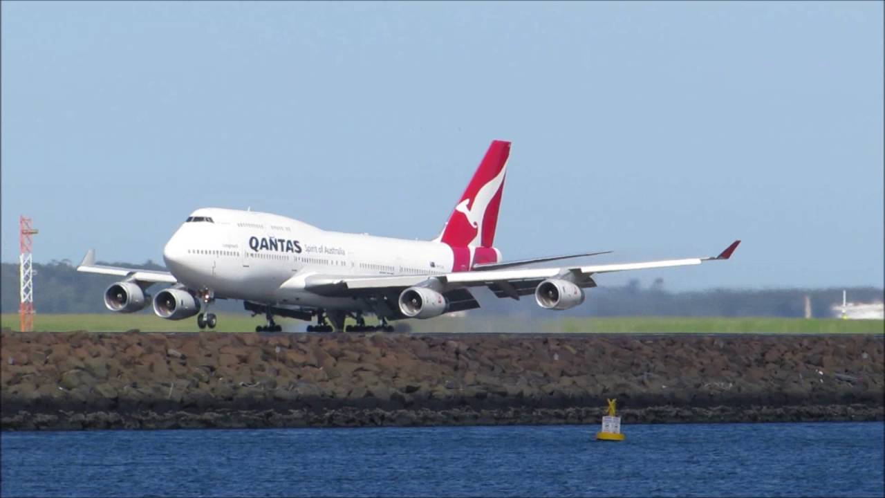 Qantas VH-OJU "Lord Howe Island" Boeing 747-438 - YouTube