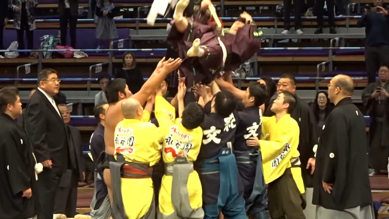 行司さんを胴上げ ️😮 神送りの儀式 千秋楽の最後【大相撲令和5年11月場所】千秋楽 2023/11/26 [Sumo] DAY15 Nov ...