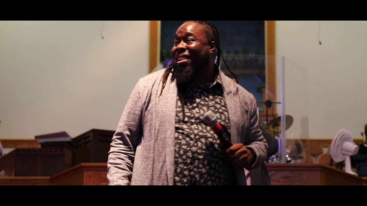 Ian Johnson leads praise and worship. - YouTube