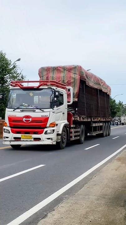 TRUK TRAILLER PANJANG MUATAN PENUH BESI SANGAT BERAT MELAJU CEPAT #shorts #trending #subscribe ...