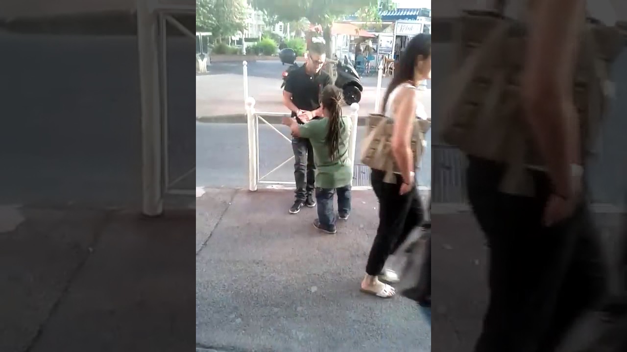 Nain qui se bat - YouTube