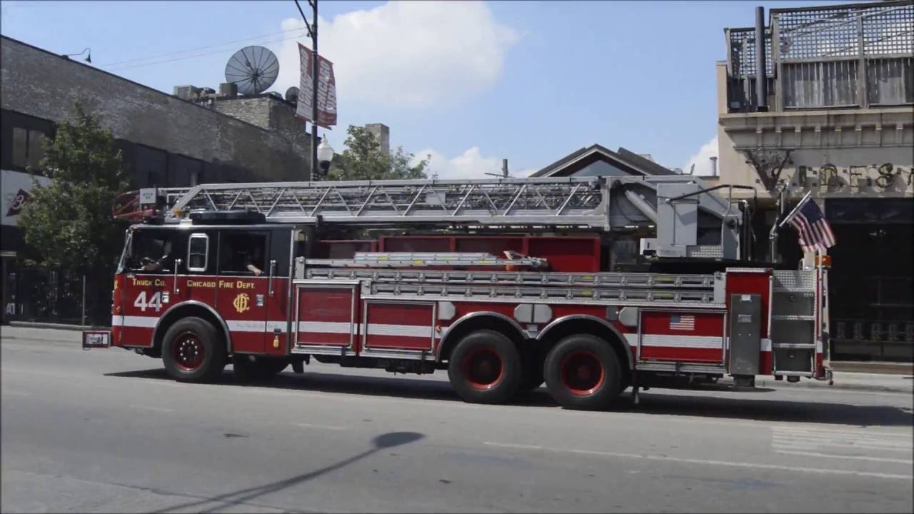 Chicago Fire Department: Truck 44 In Wrigleyville - YouTube
