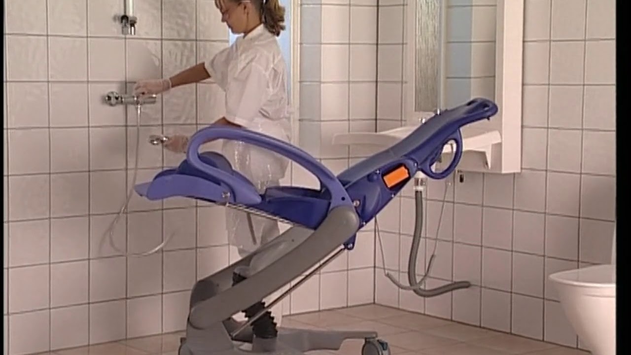 Arjo Carendo douchetoiletstoel in gebruik - Reiniging en desinfectie ...