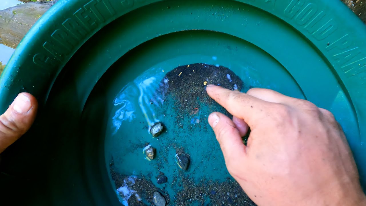 Crevicing A Large Crack! (Gold In Every Pan) - YouTube