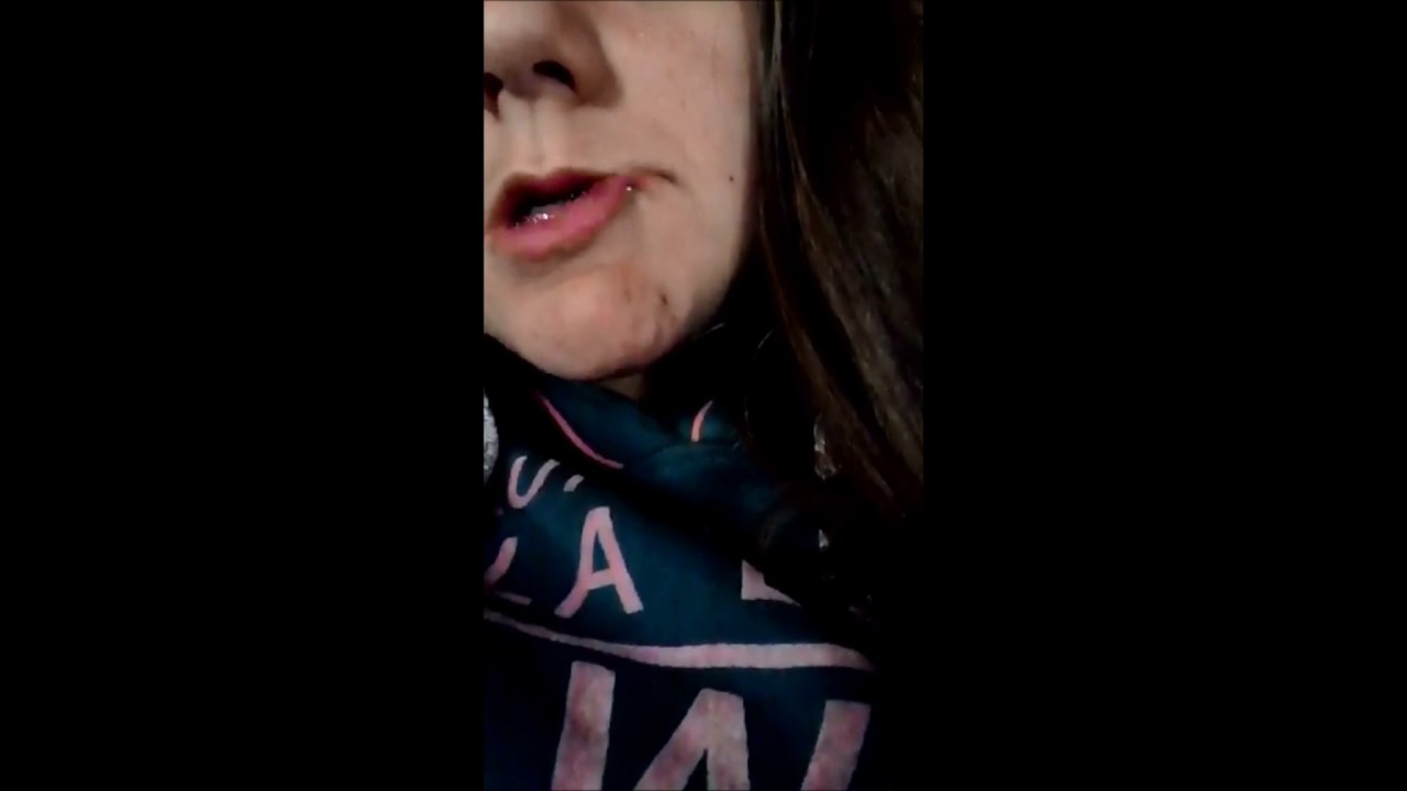 Comment jouer avec son piercing labret décalé - YouTube