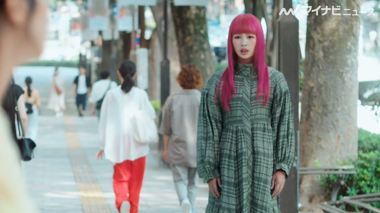 ピンクヘアーの女性がムロツヨシに突如変身！？ドコモ新CM公開 - YouTube