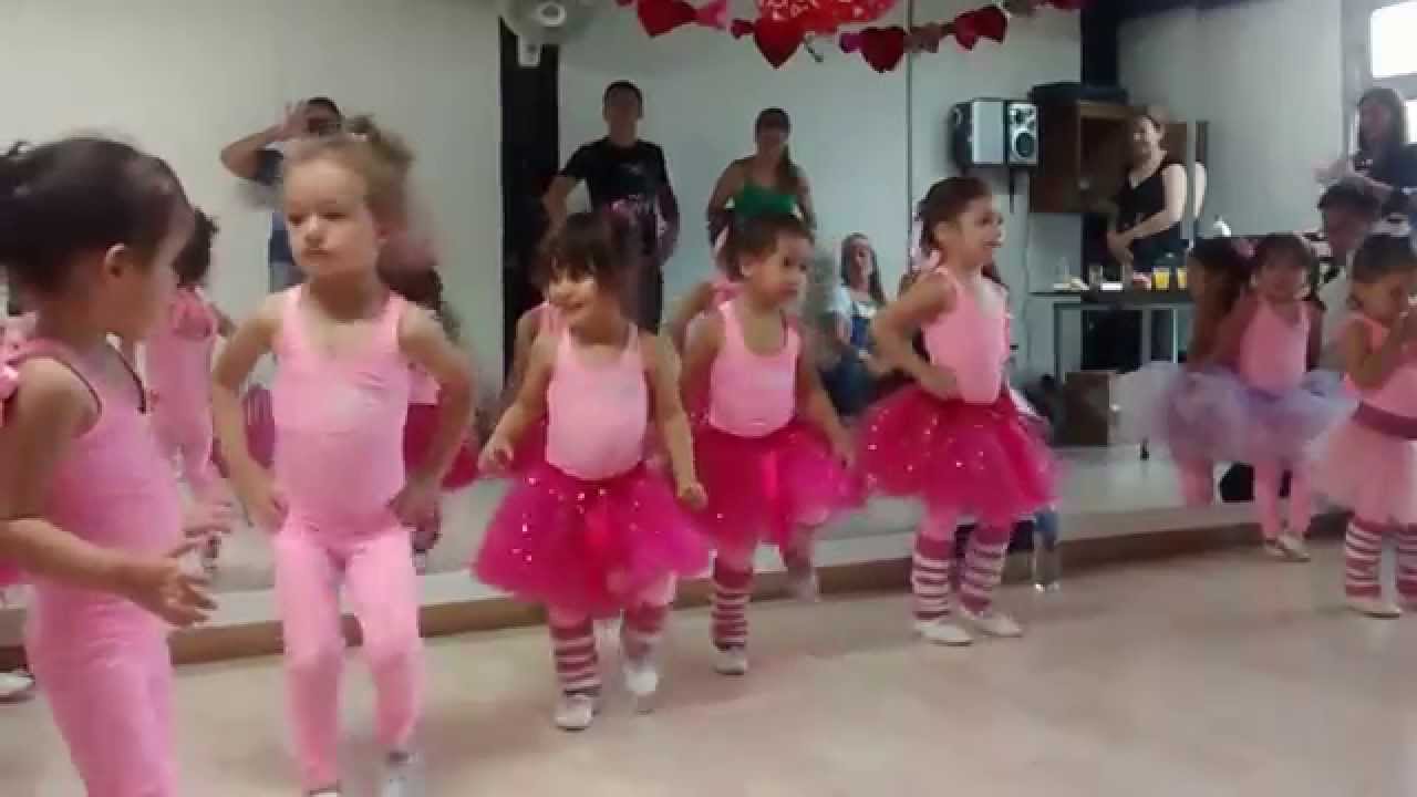 Cabeza, hombros, rodillas y pies... Mariana en baile - YouTube