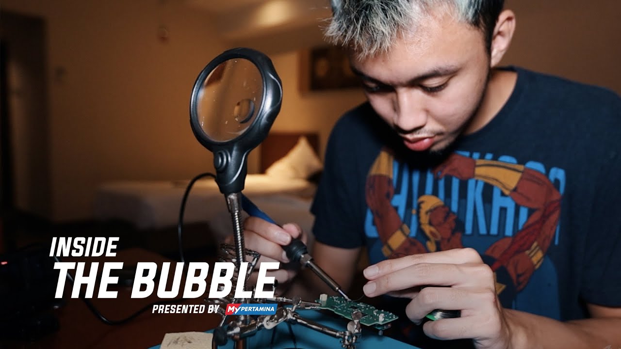 INSIDE THE BUBBLE | FULL TIME BALLER, PART TIME TECHNICIAN! - YouTube