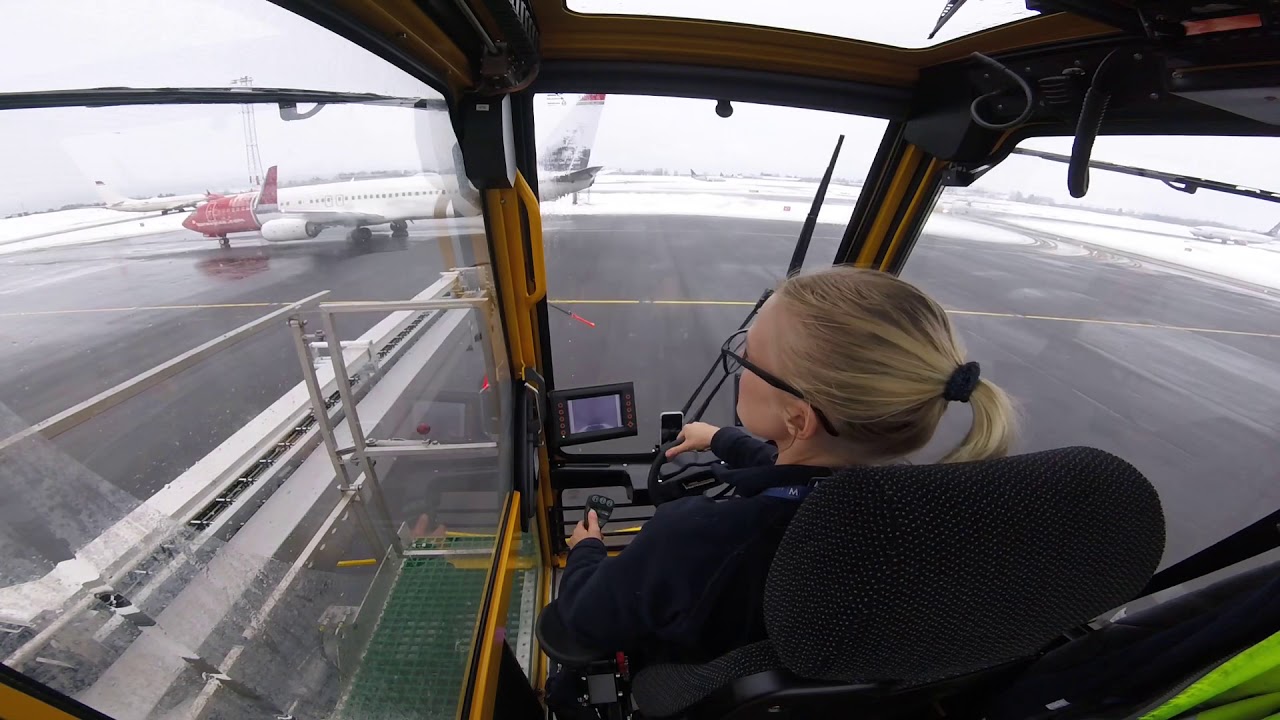 De/Anti-Icing OSL Gardermoen with Vestergaard Elephant Beta NG. - YouTube