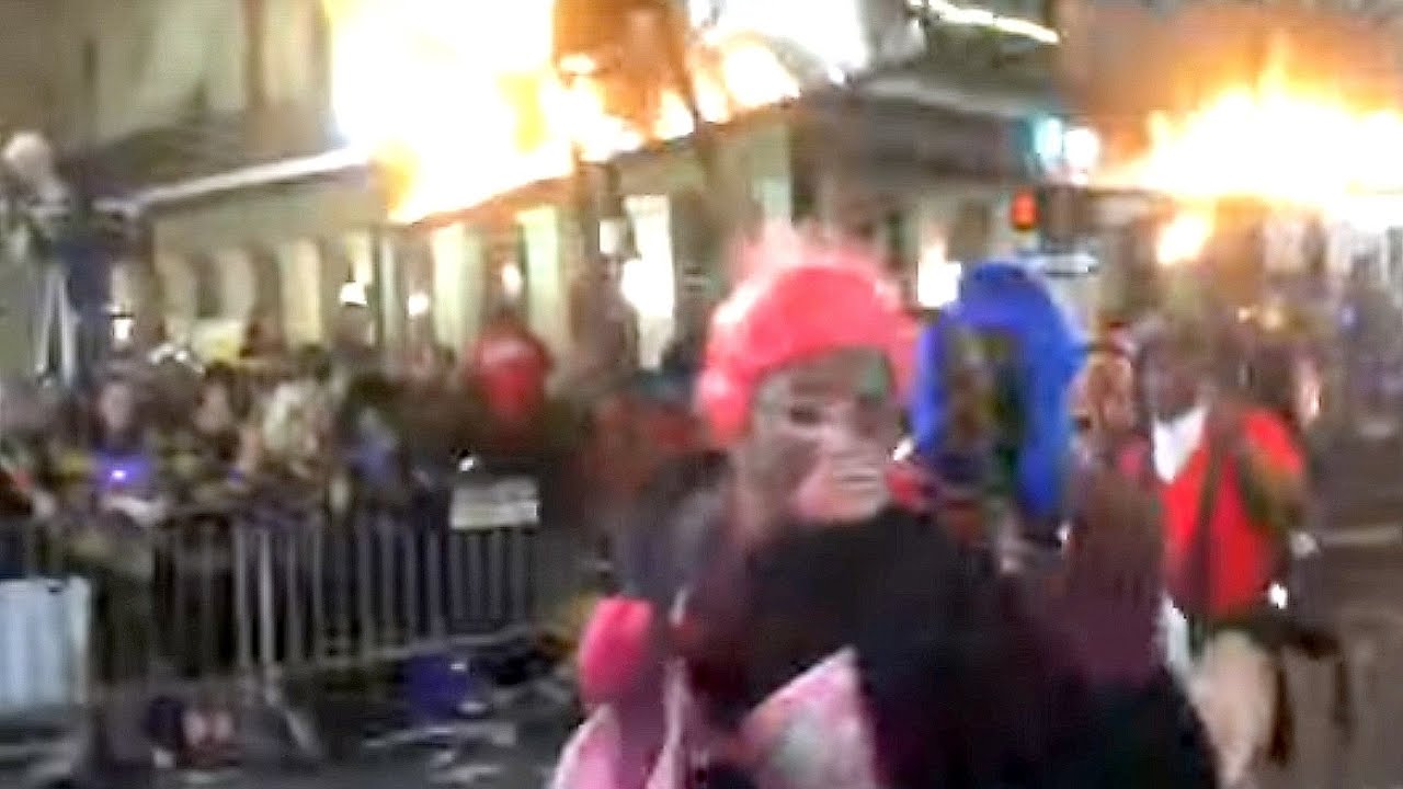 Flambeaux Carriers light up a Mardi Gras night parade in New Orleans ...