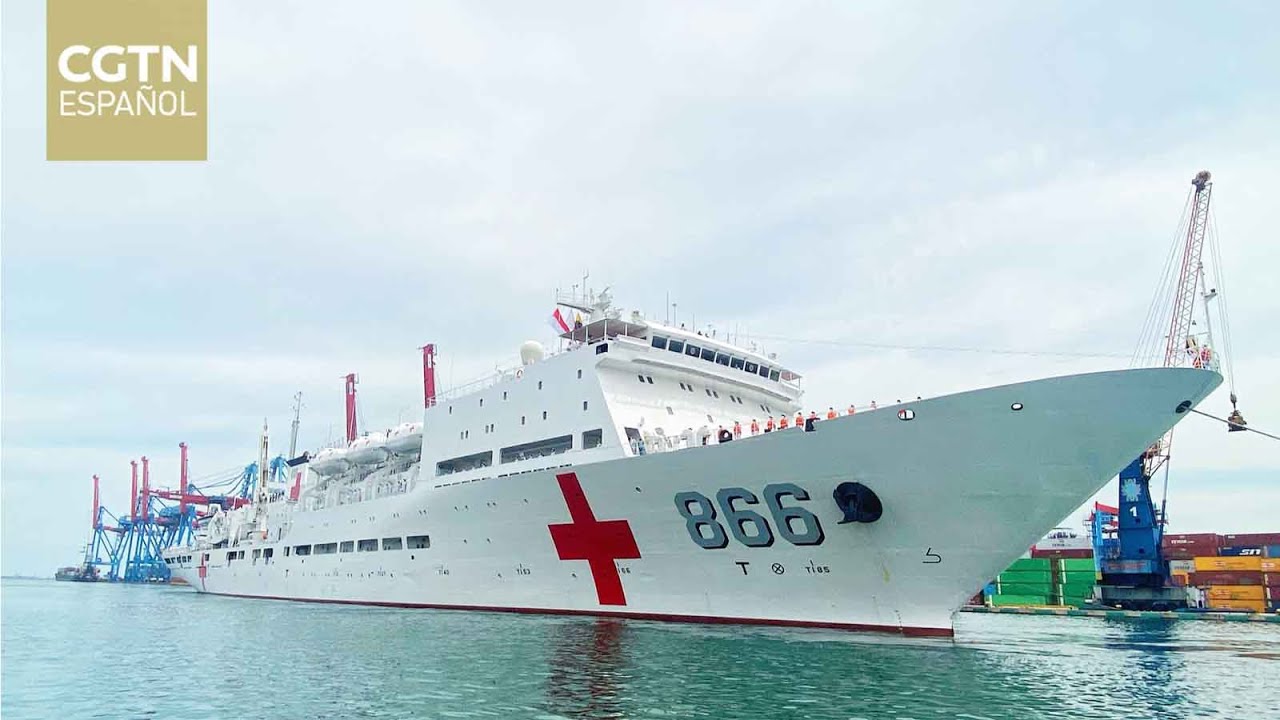 El buque hospital de la marina china llega a Yakarta, Indonesia - YouTube