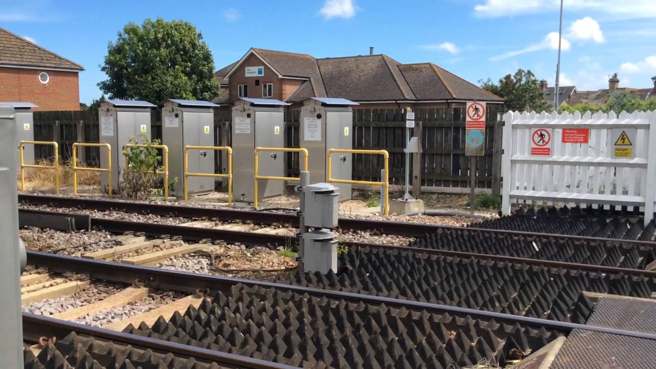 Polegate Station Level Crossing - East Sussex - YouTube