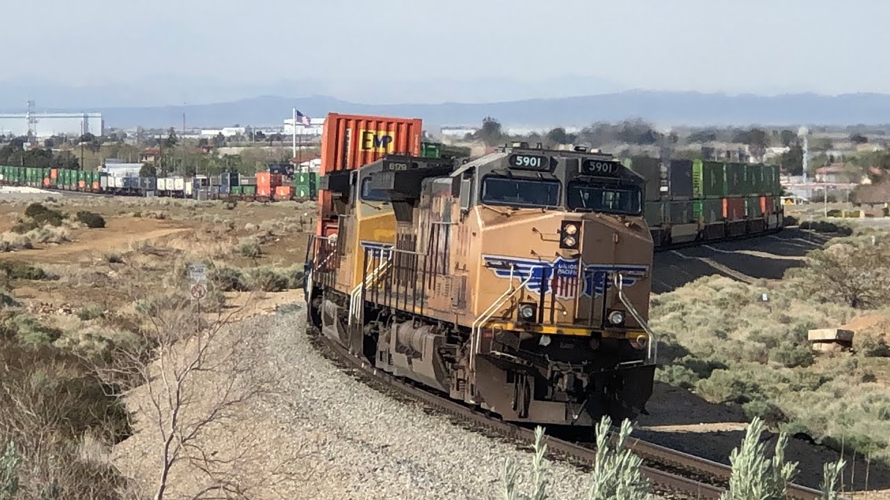 UP Z Train Passes Avenue S In Palmdale, CA - YouTube