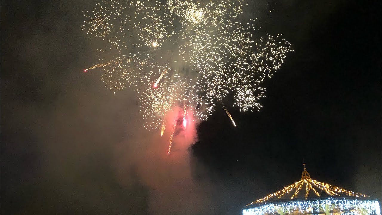 Christmas lights switch on & fireworks.Bật đèn giáng sinh & bắn pháo ...