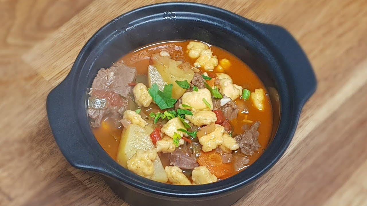 Sopa gulasch con pasta "pellizcada", típica receta húngara de carne ...