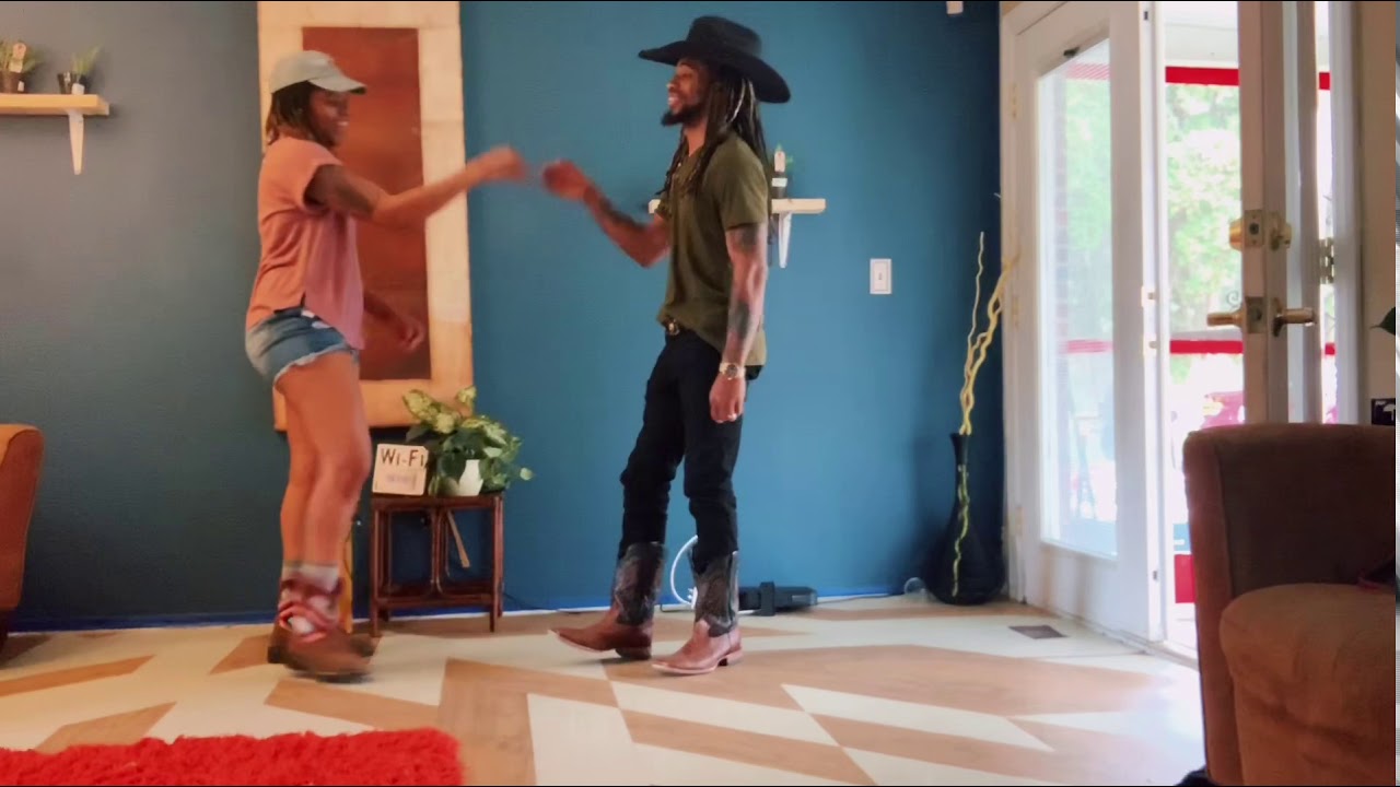 Couple Dancing to The Git Up-Challenge - YouTube