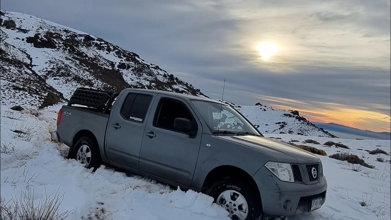 nissan navara original subiendo nieve con suzuki samurai chile montaña ...