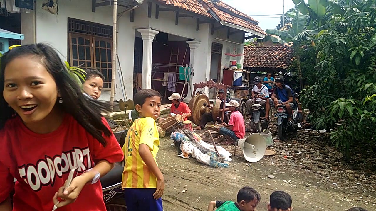 Berokan/barongan kesenian asli indramayu - YouTube
