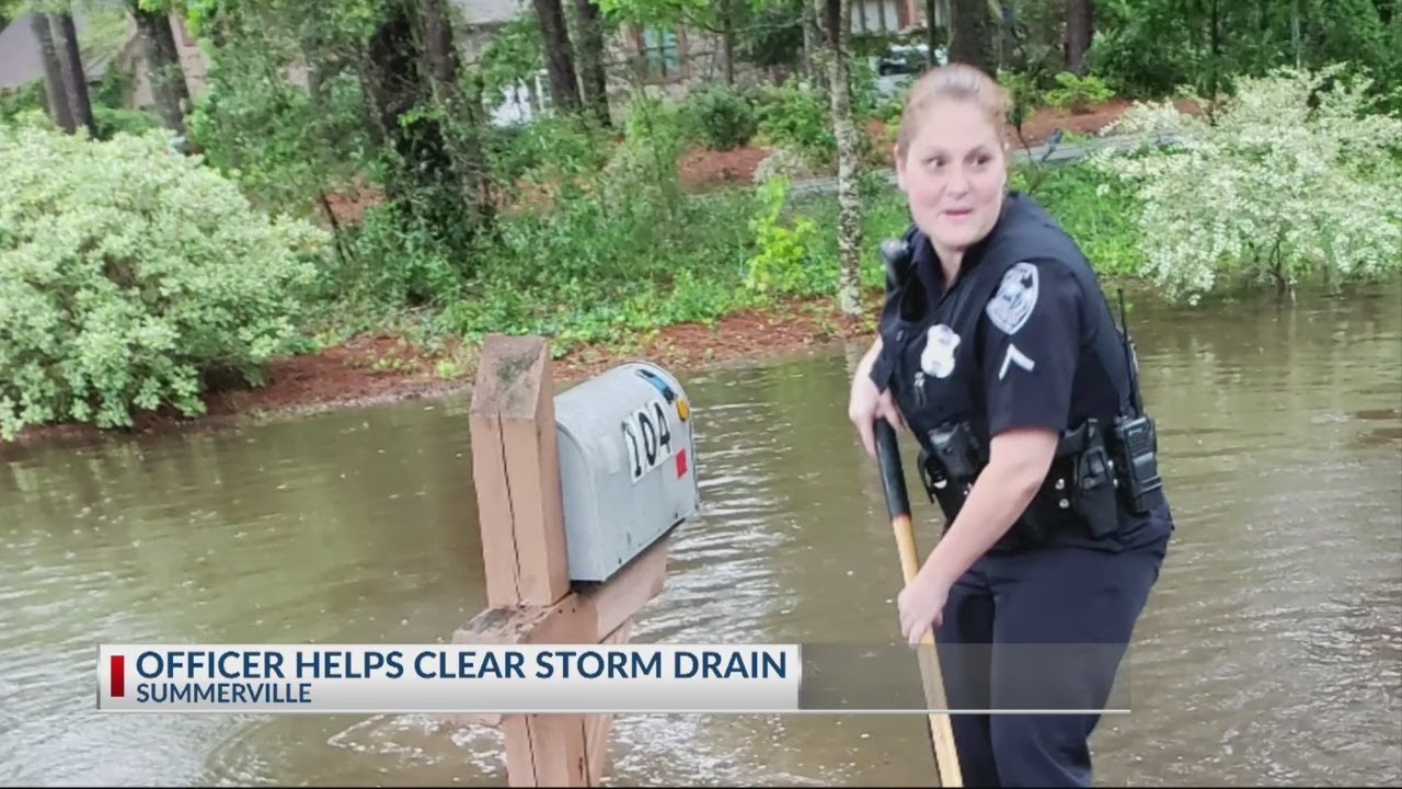 SPD Officer Clears Storm Drain - YouTube