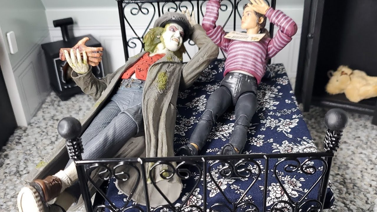 Spooky horror display - YouTube