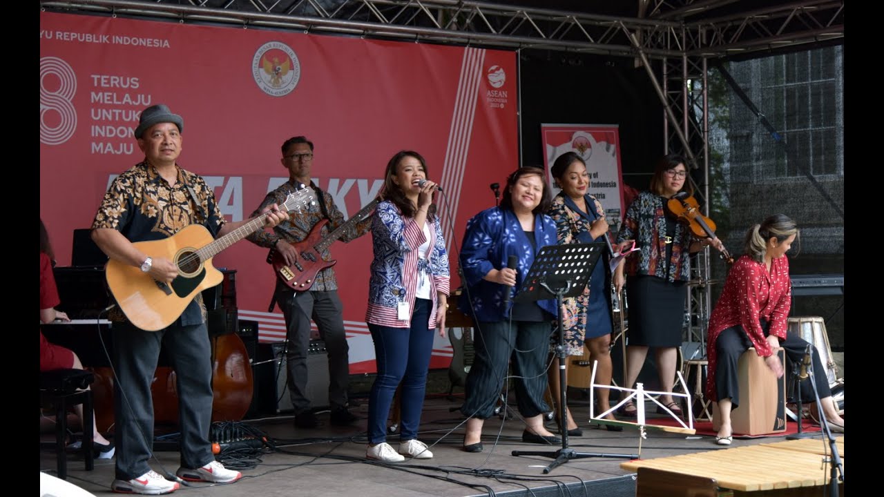 Pesta Rakyat HUT Ke-78 RI - Zugabe Band KBRI Wina - YouTube