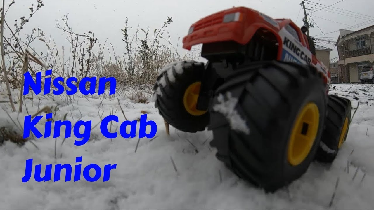 Tamiya Nissan King Cab Junior - Mini 4WD - Slow motion on snow rocks ...