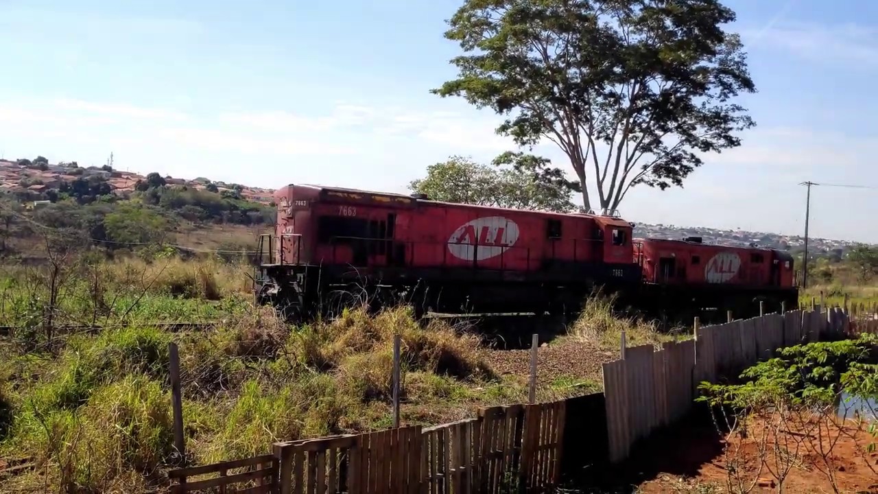 Locomotiva GE U20-C 3883 e Locomotiva GE C30-7 7663 em Bauru-SP. - YouTube