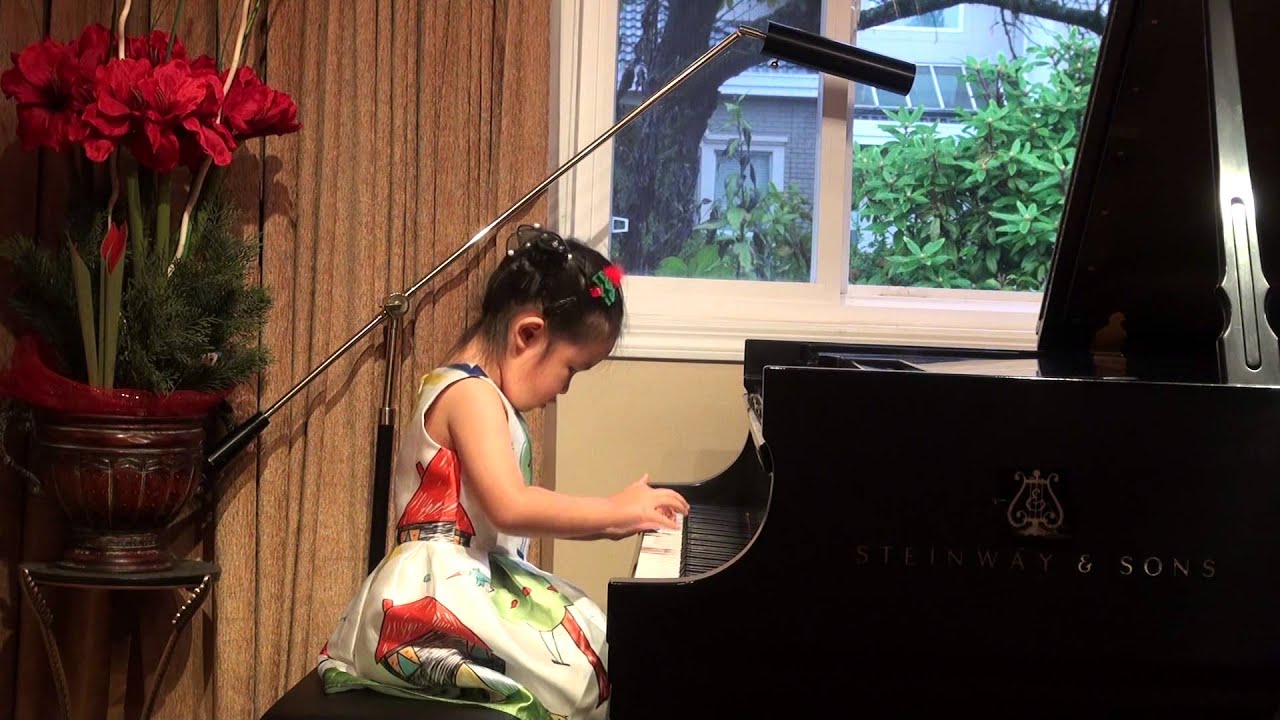 4 Years old Nini plays Bourree in D Minor by C Grqupner - YouTube