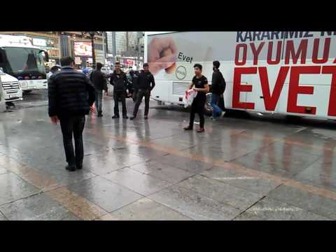 Ankara KIZILAY Gençler Ak Parti Otobüsünün Önünde Halay Çekiyorlar