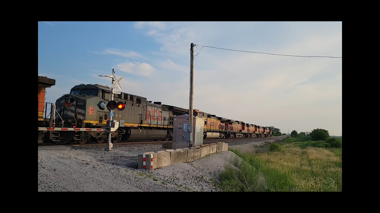 😎 Eight Units of BNSF & KCS Power!!! 💪 (High-Def!) - YouTube