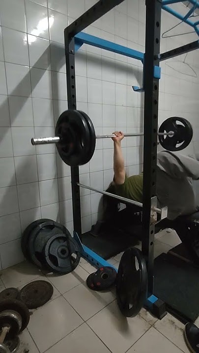 抬腳臥推130kg 4 停頓 - YouTube