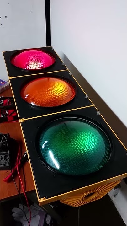 Arduino Controlled Traffic Light - YouTube
