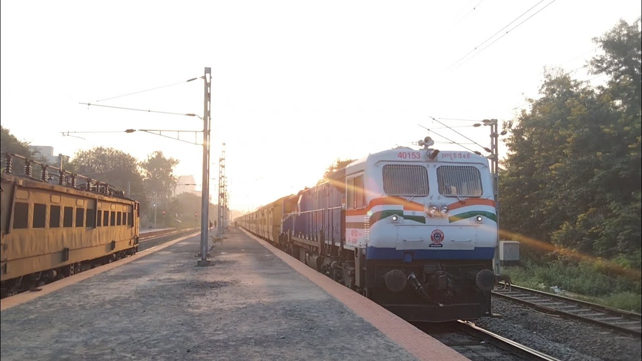 17411 : Mahalaxmi Express With KYN Tricolor WDP4D Arriving Kolhapur ...