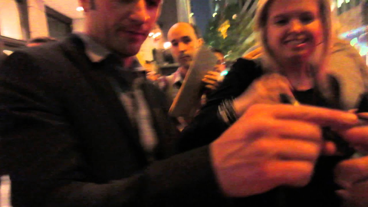 Matthew Rhys signing autographs at the Americans NY Premiere - YouTube
