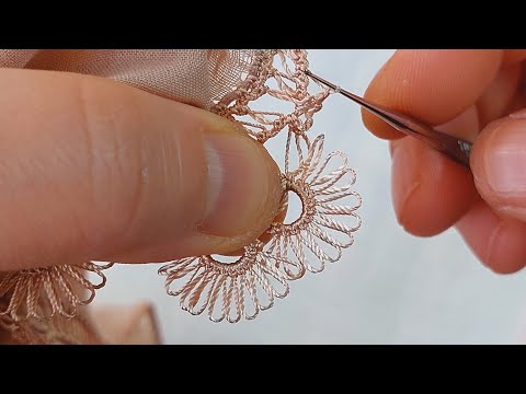 Sadeliğiyle ve zarifliğiyle her göze hitap edecek gösterişli tığ oyası